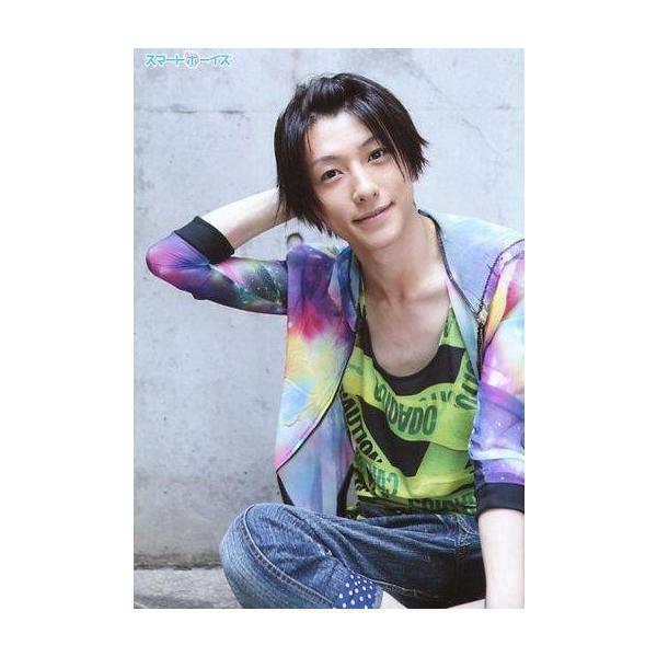 商品名：中古生写真(男性) 鈴木拡樹/膝上・座り・衣装カラフルパーカー・インナー黄緑 黒・右手頭の後ろ・ロゴ「スマートボーイズ」/『リアルfaces鈴木拡樹』DVD発売イベント物販ブロマイドB生写真(男性)/俳優中古注意事項：※画像の商品の...