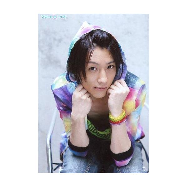 商品名：中古生写真(男性) 鈴木拡樹/膝上・座り・前かがみ・衣装カラフルパーカー被り・両手フード・ロゴ「スマートボーイズ」/『リアルfaces鈴木拡樹』DVD発売イベント物販ブロマイドB生写真(男性)/俳優中古注意事項：※画像の商品のみとな...