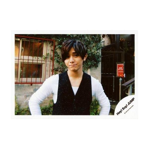 商品名：中古生写真(ジャニーズ) Hey!Say!JUMP/山田涼介/横型・バストアップ・衣装白・ベスト黒・口閉じ・背景野外/16-17カレンダー撮影台湾オフショット/公式生写真生写真(ジャニーズ)/アイドル/Hey! Say! JUMP