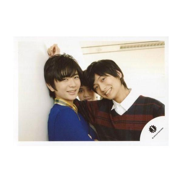 商品名：中古生写真(ジャニーズ) Classmate J/集合(3人)/横型・バストアップ・衣装青・黄色・赤・黒・高橋壁に寄りかかり・和田右手壁・左向き・背景白・センター岩崎/ジャニーズJr.「ジャニーズ銀座2016」inシアタークリエ グ...