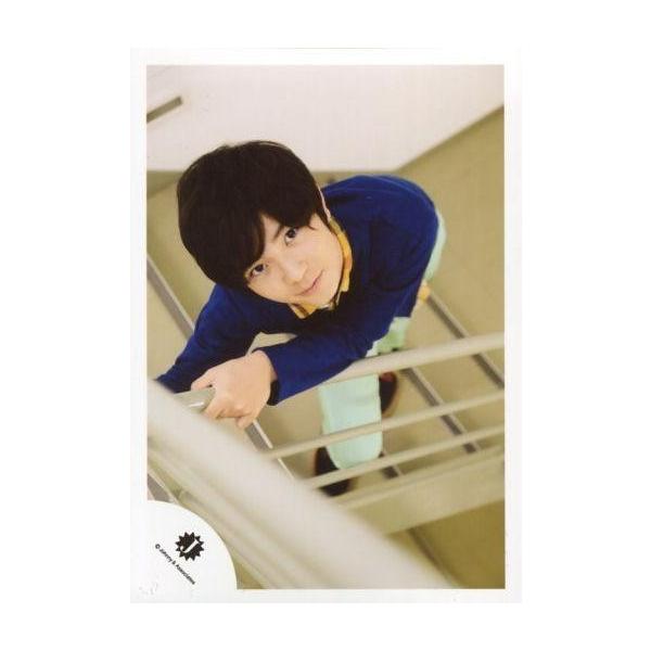 商品名：中古生写真(ジャニーズ) Classmate J/高橋優斗/全身・衣装青・黄色・チェック柄・左手手すり・顔傾げ・階段・背景白/ジャニーズJr.「ジャニーズ銀座2016」inシアタークリエ グッズ撮影オフショット/公式生写真生写真(ジ...