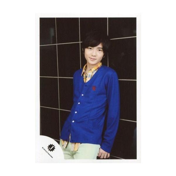 商品名：中古生写真(ジャニーズ) Classmate J/高橋優斗/膝上・衣装青・黄色・チェック柄・左向き・壁に寄りかかり・背景黒/ジャニーズJr.「ジャニーズ銀座2016」inシアタークリエ グッズ撮影オフショット/公式生写真生写真(ジャ...