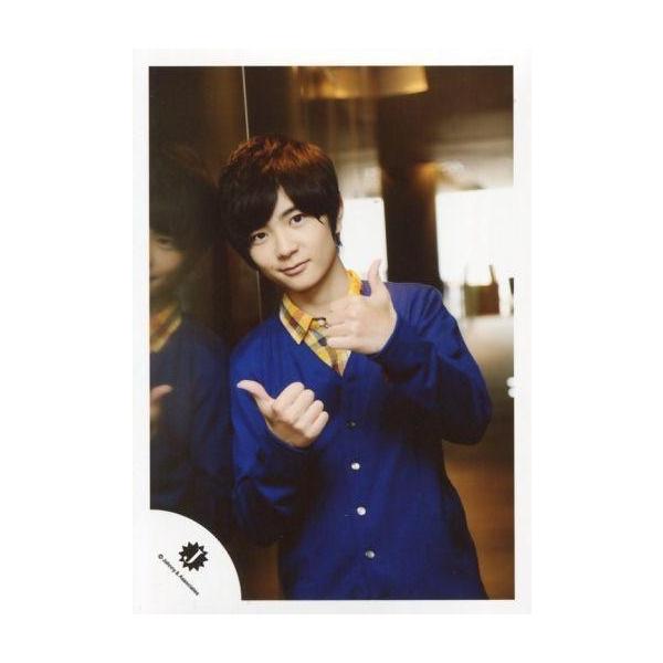 商品名：中古生写真(ジャニーズ) Classmate J/高橋優斗/上半身・衣装青・黄色・チェック柄・両手親指立て・壁に寄りかかり/ジャニーズJr.「ジャニーズ銀座2016」inシアタークリエ グッズ撮影オフショット/公式生写真生写真(ジャ...