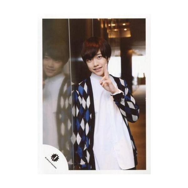 商品名：中古生写真(ジャニーズ) Classmate J/松井奏/上半身・衣装白・黒・青・左手ピース・壁に寄りかかり/ジャニーズJr.「ジャニーズ銀座2016」inシアタークリエ グッズ撮影オフショット/公式生写真生写真(ジャニーズ)/アイ...