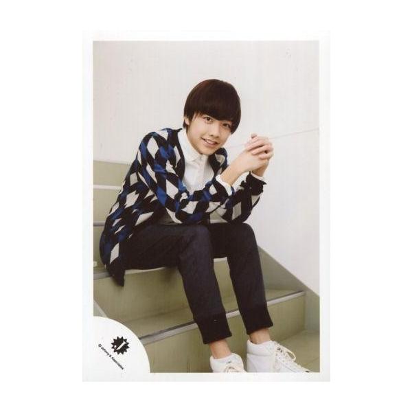 商品名：中古生写真(ジャニーズ) Classmate J/松井奏/全身・座り・衣装白・黒・青・右向き・両手重ね・階段・背景白/ジャニーズJr.「ジャニーズ銀座2016」inシアタークリエ グッズ撮影オフショット/公式生写真生写真(ジャニーズ...