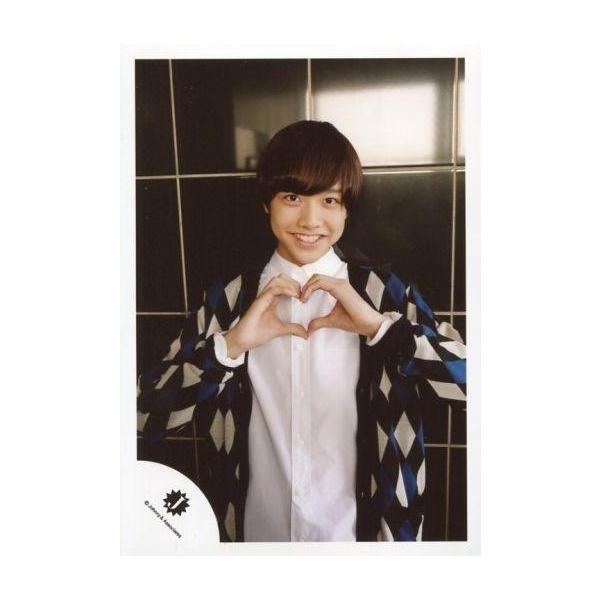 商品名：中古生写真(ジャニーズ) Classmate J/松井奏/上半身・衣装白・黒・青・両手でハート・歯見せ・笑顔・背景黒/ジャニーズJr.「ジャニーズ銀座2016」inシアタークリエ グッズ撮影オフショット/公式生写真生写真(ジャニーズ...