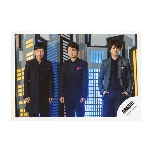 商品名：中古生写真(ジャニーズ) 嵐/集合(3人)/横型・膝上・ジャケット黒グレー・センター大野・櫻井両手ポケット・背景ビルのオブジェ/「復活LOVE」PV＆ジャケ写撮影オフショット/公式生写真生写真(ジャニーズ)/アイドル/嵐