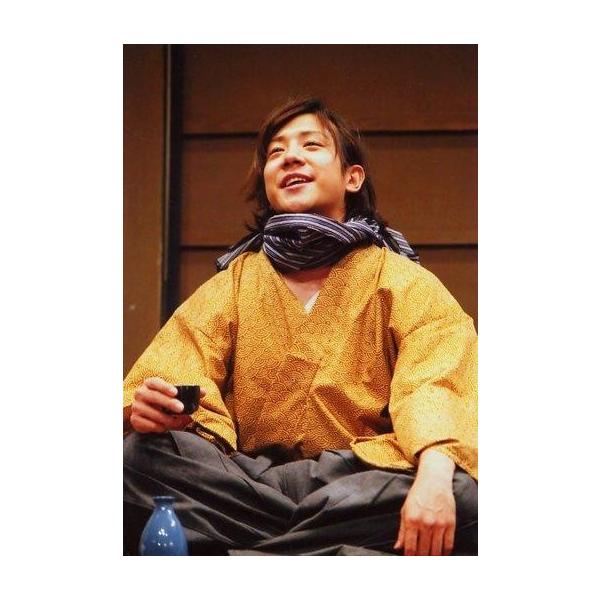 商品名：中古生写真(男性) 椎名鯛造(興吉)/ライブフォト・全身(足見切れ)・あぐら・和服黄・右手お猪口・左手膝上・手前に徳利/舞台「SAMURAI挽歌 II 紀州の魂」生写真(男性)/俳優