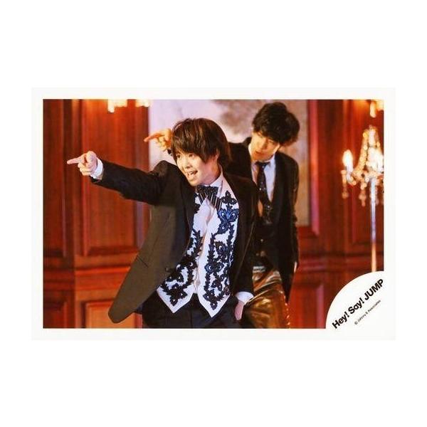 商品名：中古生写真(ジャニーズ) Hey! Say! JUMP/有岡大貴/横型・膝上・衣装黒・白・左向き・右手指差し・左手ポケット・後ろに中島/「Masquerade」PV撮影/公式生写真生写真(ジャニーズ)/アイドル/Hey! Say! ...