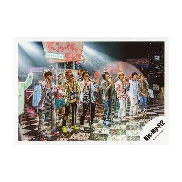 商品名：中古生写真(ジャニーズ) Kis-My-Ft2/集合(7人)/横型・全身・衣装白・黒・緑・黄色・赤・青・右向き・口開け・マイクスタンド・宮田両手パー・センター横尾/「Sha la la☆Summer Time」PV＆ジャケ写撮影/公...