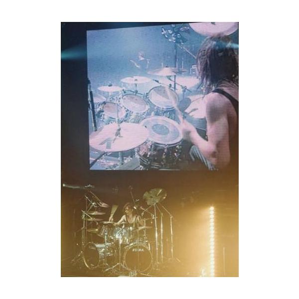 商品名：中古生写真(男性) DELUHI/Sujk(スーク)/ライブフォト・全身・黒のタンクトップ・背景スクリーン・ドラムセット/アーティスト生写真生写真(男性)/ヴィジュアル系バンド/DELUHI