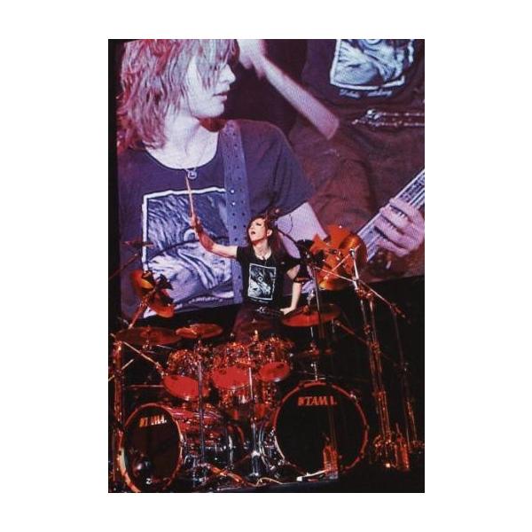 商品名：中古生写真(男性) DELUHI/Sujk(スーク)/ライブフォト・全身・ドラムセット・右手ドラムスティック・背景スクリーン/アーティスト生写真生写真(男性)/ヴィジュアル系バンド/DELUHI