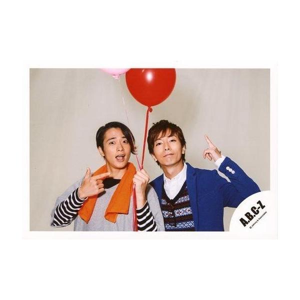 商品名：中古生写真(ジャニーズ) A.B.C-Z/戸塚祥太・河合郁人/横型・バストアップ・衣装グレー白黒ボーダー・青・戸塚右手指差し・左手風船・首にタオルオレンジ・河合左手指差し・背景グレー/16秋「ABC座2016」パンフ＆グッズ撮影/公...