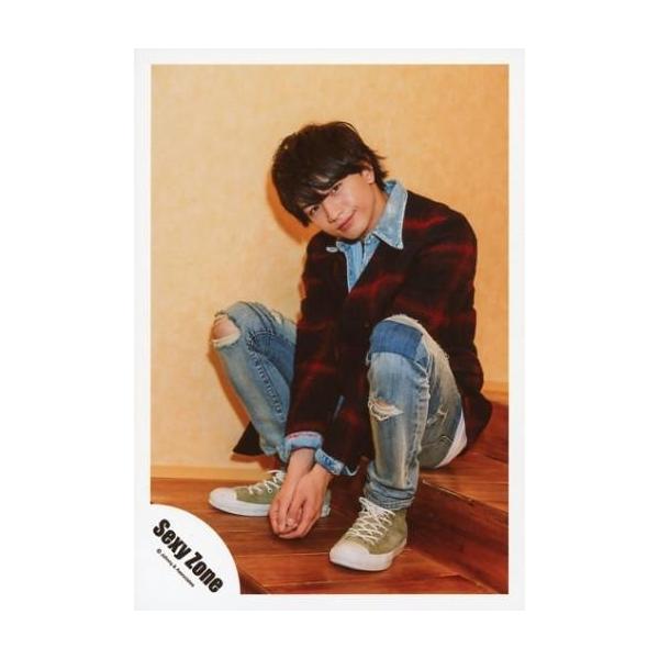 商品名：中古生写真(ジャニーズ) Sexy Zone/中島健人/全身・座り・衣装赤・黒・チェック柄・青・左向き・両手重ね・首傾げ・口閉じ・背景ベージュ/「よびすて」PV＆ジャケ写撮影/公式生写真生写真(ジャニーズ)/アイドル/Sexy Zone