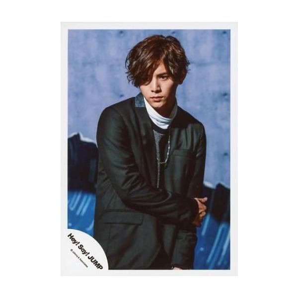 商品名：中古生写真(ジャニーズ) Hey! Say! JUMP/山田涼介/膝上・衣装黒・白・右手左腕・口閉じ・背景青グレー/「Fantastic Time」PV＆ジャケ写撮影/公式生写真生写真(ジャニーズ)/アイドル/Hey! Say! JUMP
