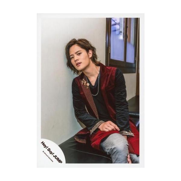 商品名：中古生写真(ジャニーズ) Hey! Say! JUMP/岡本圭人/膝上・座り・衣装赤・黒・壁に寄りかかり/「Fantastic Time」PV＆ジャケ写撮影/公式生写真生写真(ジャニーズ)/アイドル/Hey! Say! JUMP