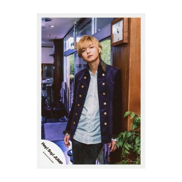 商品名：中古生写真(ジャニーズ) Hey! Say! JUMP/薮宏太/膝上・衣装紫・白・首傾げ・両手下・柱に寄りかかり・植物/「Fantastic Time」PV＆ジャケ写撮影/公式生写真生写真(ジャニーズ)/アイドル/Hey! Say!...