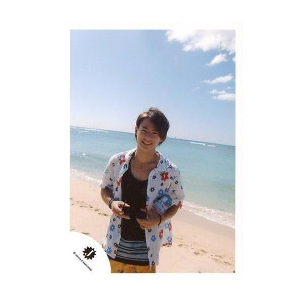 商品名：中古生写真(ジャニーズ) Mr.King vs Mr.Prince/平野紫耀/膝上・シャツ白・青赤黒花柄・両手サングラス・斜め・砂浜・海・空/16新春 ジャニーズJr. ハワイオフショット/公式生写真生写真(ジャニーズ)/アイドル/...