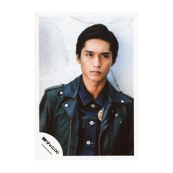 商品名：中古生写真(ジャニーズ) 関ジャニ∞/錦戸亮/バストアップ・衣装黒・カメラ目線・目線右・口閉じ/16-17冬 パンフ＆グッズ撮影/公式生写真生写真(ジャニーズ)/アイドル/関ジャニ∞