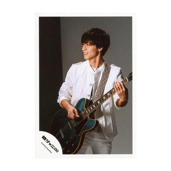 商品名：中古生写真(ジャニーズ) 関ジャニ∞/錦戸亮/膝上・衣装白・ギター・目線左・背景グレー/『NOROSHI』PV＆ジャケ写撮影＆『Black of night』PV撮影/公式生写真生写真(ジャニーズ)/アイドル/関ジャニ∞