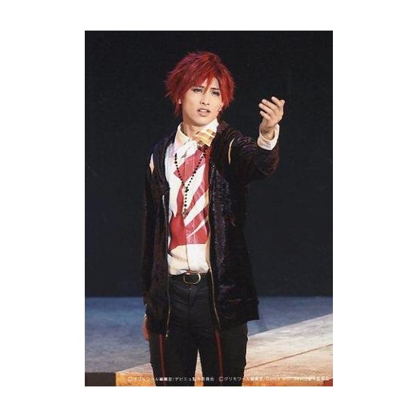 商品名：中古生写真(男性) 萩尾圭志(立華リンド)/ライブフォト・膝上・衣装黒・白・赤・左手上げ・背景黒・キャラクターショット/ミュージカル 「Dance with Devils〜D.C.(ダ・カーポ)〜」ブロマイド〜ランダム ver.2〜...