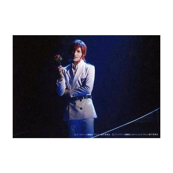 商品名：中古生写真(男性) 神里優希(楚神ウリエ)/横型・ライブフォト・膝上・衣装白・右手バラ・背景黒・キャラクターショット/ミュージカル 「Dance with Devils〜D.C.(ダ・カーポ)〜」ブロマイド〜ランダム ver.2〜生...