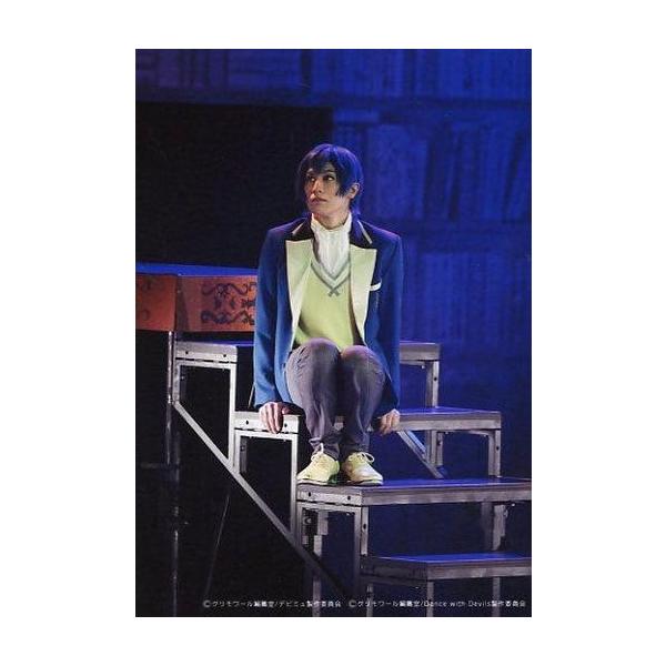 商品名：中古生写真(男性) 内藤大希(ローエン)/ライブフォト・全身・座り・衣装青・白・目線左・階段・キャラクターショット/ミュージカル 「Dance with Devils〜D.C.(ダ・カーポ)〜」ブロマイド〜ランダム ver.2〜生写...