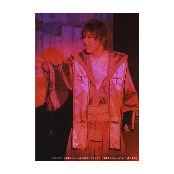 商品名：中古生写真(男性) 法月康平(ノエル)/ライブフォト・膝上・右手上げ・口開け・左向き・ライト赤・キャラクターショット/ミュージカル 「Dance with Devils〜D.C.(ダ・カーポ)〜」ブロマイド〜ランダム ver.2〜生...