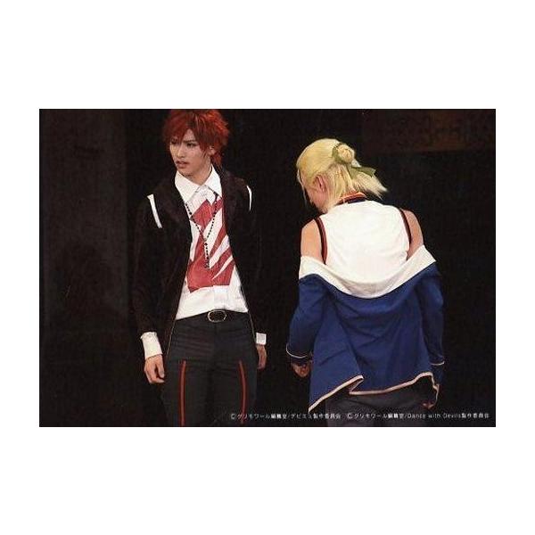 商品名：中古生写真(男性) 萩尾圭志(立華リンド)・吉岡佑(南那城メィジ)/横型・ライブフォト・膝上・衣装黒・白・赤・萩尾目線左・背景黒・キャラクターショット/ミュージカル 「Dance with Devils〜D.C.(ダ・カーポ)〜」ブ...