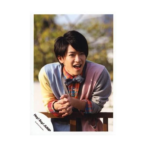 商品名：中古生写真(ジャニーズ) Hey!Say!JUMP/知念侑李/上半身・衣装ピンク水色黄グレー・シャツ赤チェック柄・両手組み・手すり寄りかかり・顔右向き・口開き/公式生写真生写真(ジャニーズ)/アイドル/Hey! Say! JUMP