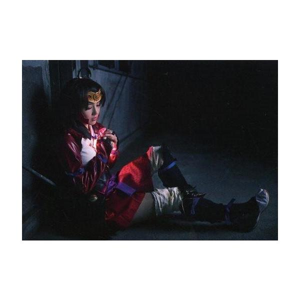 商品名：中古生写真(女性) 高橋紗妃(無名)/横型・全身・座り・衣装赤・両手重ね・キャラクターショット/舞台×脱出ゲーム「2.5 Escape Stage 『甲鉄城のカバネリ』」ランダムキャラクタービジュアルカード生写真(女性)/女優