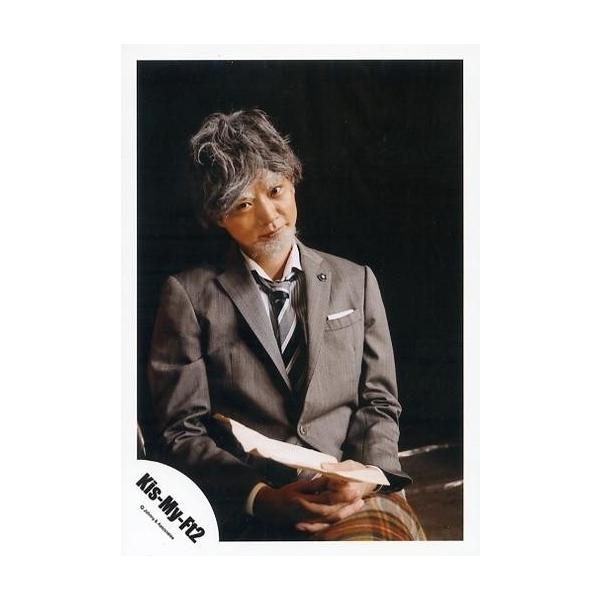 商品名：中古生写真(ジャニーズ) Kis-My-Ft2/横尾渉/上半身・座り・衣装グレー・白・スーツ・ネクタイ・左手紙・首傾げ・口閉じ・背景黒/舞祭組「道しるべ」PV＆ジャケ写撮影/公式生写真生写真(ジャニーズ)/アイドル/Kis-My-Ft2