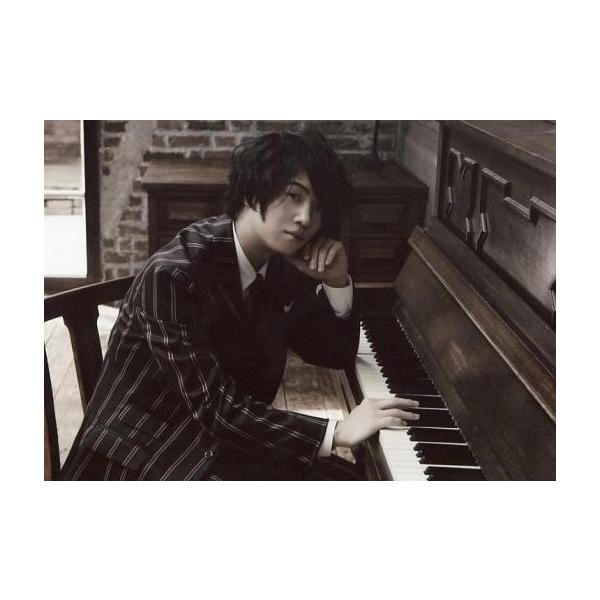 商品名：中古生写真(男性) 斉藤壮馬/横型・膝上・座り・衣装黒白・ストライプ・右手ピアノ・左手頬/オリジナルグッズブロマイド生写真(男性)/声優