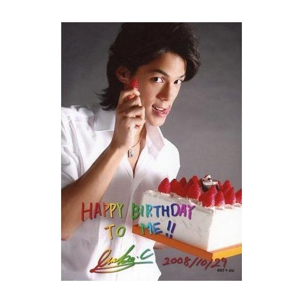 商品名：中古生写真(男性) Luke.C/上半身・衣装白・右手苺・左手ケーキ・舌出し・背景グレー・印刷サイン・メッセージ入り「HAPPY BIRTHDAY TO ME!!」/公式生写真生写真(男性)/俳優