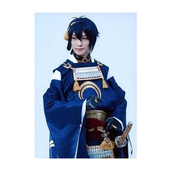 商品名：中古生写真(男性) 鈴木拡樹(三日月宗近)/膝上・衣装青・右手上げ・目線左・背景白・キャラクターショット/舞台「『刀剣乱舞』 義伝 暁の独眼竜」トレーディングブロマイド生写真(男性)/俳優