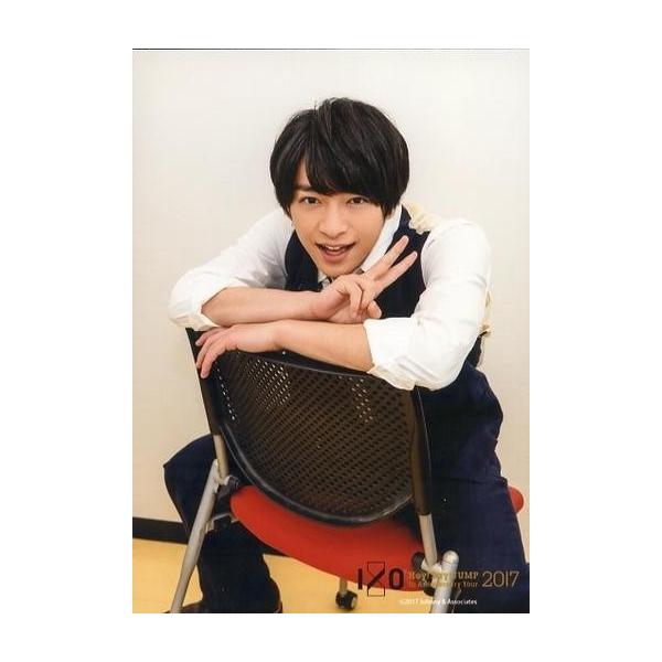 商品名：中古生写真(ジャニーズ) Hey! Say! JUMP/知念侑李/膝上・座り・衣装白黒・右手ピース・椅子赤黒/Hey! Say! JUMP I/Oth Anniversary Tour 2017生写真(ジャニーズ)/アイドル/Hey...