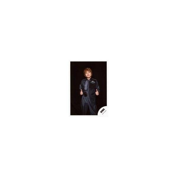 商品名：中古生写真(ジャニーズ) NEWS/手越祐也/膝上・衣装紺・親指立てる/「EPCOTIA」PV＆ジャケ写撮影オフショット生写真(ジャニーズ)/アイドル/NEWS