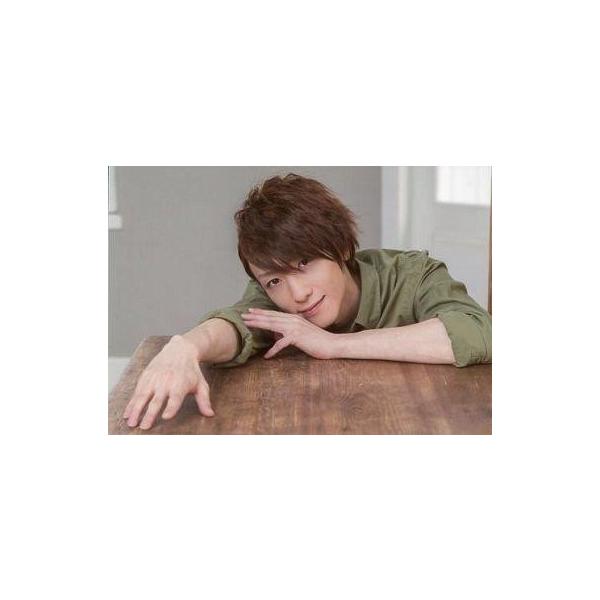 商品名：中古生写真(男性) 鈴木拡樹(荒北靖友)/横型・バストアップ・衣装カーキー・右腕伸ばし・首傾げ・私服ショット/舞台『弱虫ペダル』 インターハイ篇 The Second Order ブロマイド生写真(男性)/俳優