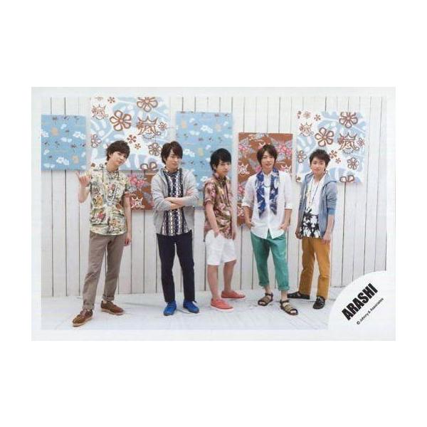 商品名：中古生写真(ジャニーズ) 嵐/集合(5人)/松本潤・二宮和也・櫻井翔・相葉雅紀・大野智/横型・全身・櫻井腕組み・花柄・「ARASHI BLAST in Hawaii」/公式生写真生写真(ジャニーズ)/アイドル/嵐