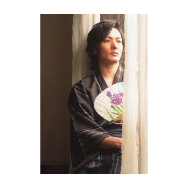 商品名：中古生写真(男性) 久保田悠来/上半身・浴衣グレー・団扇・目線右・カーテン・ポストカードサイズ/スマート ボーイズ 久保田悠来オフィシャルフォトグッズ KGサイズブロマイド生写真(男性)/俳優