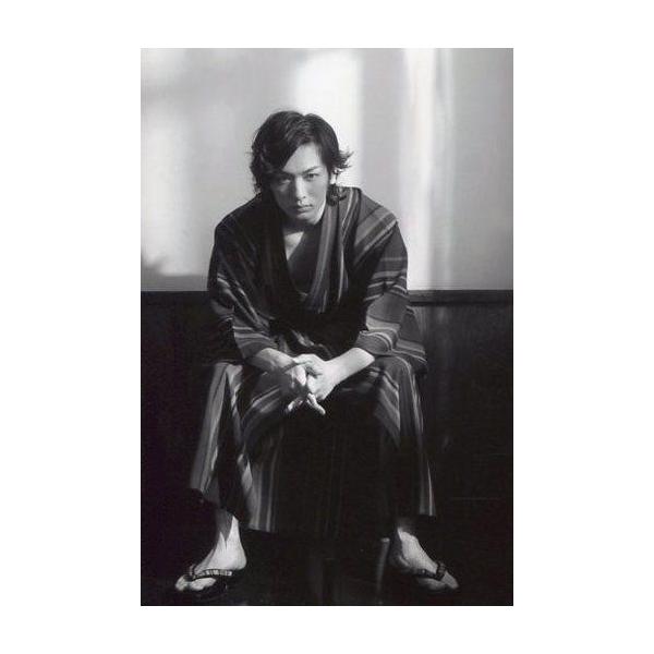 商品名：中古生写真(男性) 久保田悠来/全身・浴衣グレー・両手組み・モノクロ・ポストカードサイズ/スマート ボーイズ 久保田悠来オフィシャルフォトグッズ KGサイズブロマイド生写真(男性)/俳優