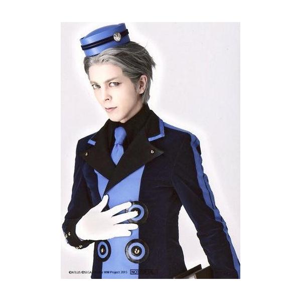 商品名：中古生写真(男性) 汐崎アイル(テオドア)上半身・キャラクターショット・衣装黒・紫・右手腹/舞台「ペルソナ3 the Weird Masquerade 〜蒼鉛の結晶〜」特番放送記念チケット特典生写真(男性)/俳優