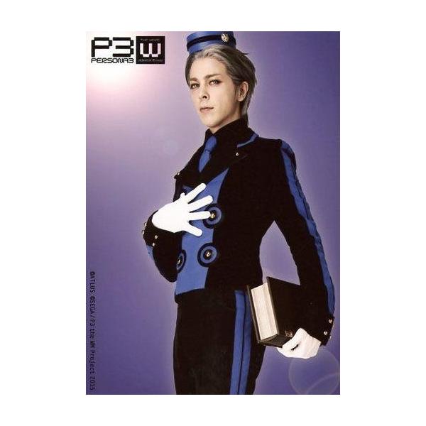 商品名：中古生写真(男性) 汐崎アイル(テオドア)/膝上・衣装青黒・右手胸元・左手本・背景紫/舞台「ペルソナ3 the Weird Masquerade 〜蒼鉛の結晶〜」会場物販ブロマイド生写真(男性)/俳優