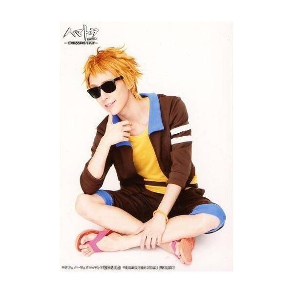 商品名：中古生写真(男性) 大島崚(バースデイ)/全身・座り・衣装黄青茶色・右手親指顎・あぐら・キャラクターショット/舞台「ハマトラ THE STAGE -CROSSING TIME-」ブロマイド「バースデイセット」生写真(男性)/俳優