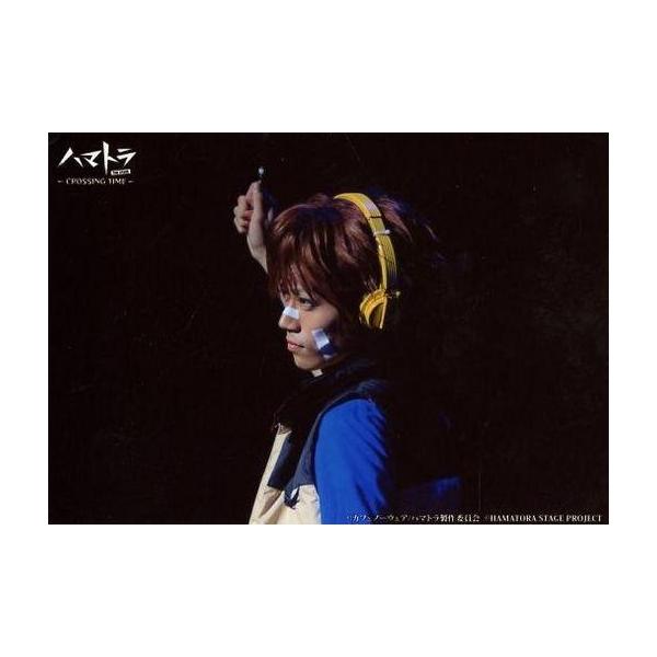 商品名：中古生写真(男性) 高橋健介(ナイス)/ライブフォト・横型・バストアップ・衣装青白・ヘッドホン・キャラクターショット/舞台「ハマトラ THE STAGE -CROSSING TIME-」ブロマイド生写真(男性)/俳優