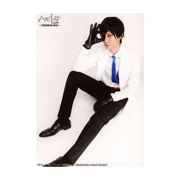 商品名：中古生写真(男性) 高崎俊吾(レシオ)/全身・座り・衣装白青・ネクタイ・右手目元・右膝曲げ・キャラクターショット/舞台「ハマトラ THE STAGE -CROSSING TIME-」ブロマイド「レシオセット」生写真(男性)/俳優