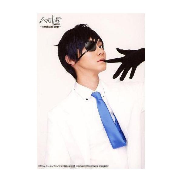 商品名：中古生写真(男性) 高崎俊吾(レシオ)/バストアップ・衣装白青・ネクタイ・手袋口・顔右向き・キャラクターショット/舞台「ハマトラ THE STAGE -CROSSING TIME-」ブロマイド「レシオセット」生写真(男性)/俳優