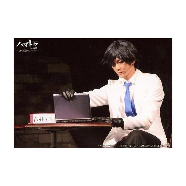 商品名：中古生写真(男性) 高崎俊吾(レシオ)/ライブフォト・横型・膝上・座り・衣装白青・右手パソコン・キャラクターショット/舞台「ハマトラ THE STAGE -CROSSING TIME-」ブロマイド生写真(男性)/俳優