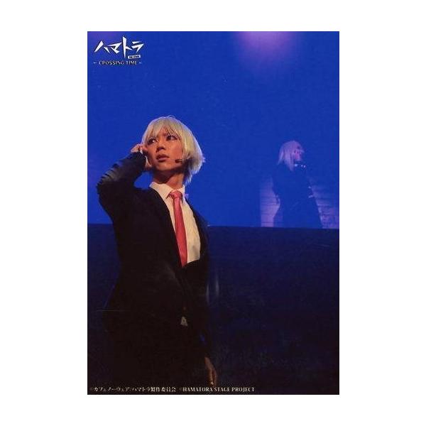 商品名：中古生写真(男性) 栩原楽人(アート)/ライブフォト・膝上・衣装白黒・ネクタイ赤・右手頬・目線左上/舞台「ハマトラ THE STAGE -CROSSING TIME-」ブロマイド生写真(男性)/俳優