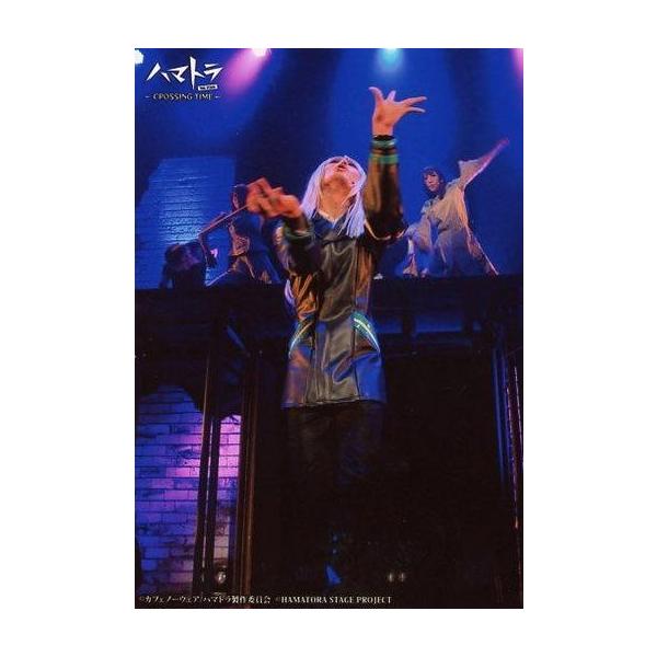 商品名：中古生写真(男性) 五十嵐啓輔(モラル)/ライブフォト・膝上・衣装黒緑・左手上げパー・目線上・後ろに人/舞台「ハマトラ THE STAGE -CROSSING TIME-」ブロマイド生写真(男性)/俳優